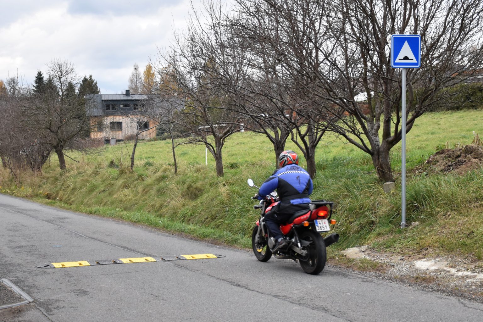 Spěchající řidiče na Bachraté zbrzdí retardér - eHutník