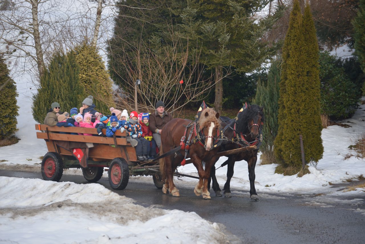 Předškoláky nadchla jízda v koňském voze i sněhové hry - eHutník